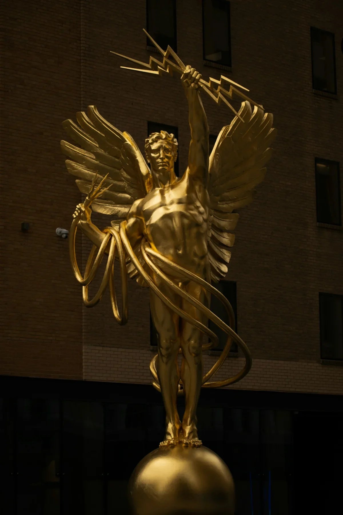 Upptäck Den Fascinerande Historien Bakom Metropolis Statue 14 ...